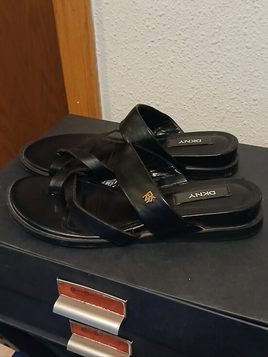 Dkny | Shoes | Dkny Black Leather Criss Cross Toe Loop Slide Sandals ...